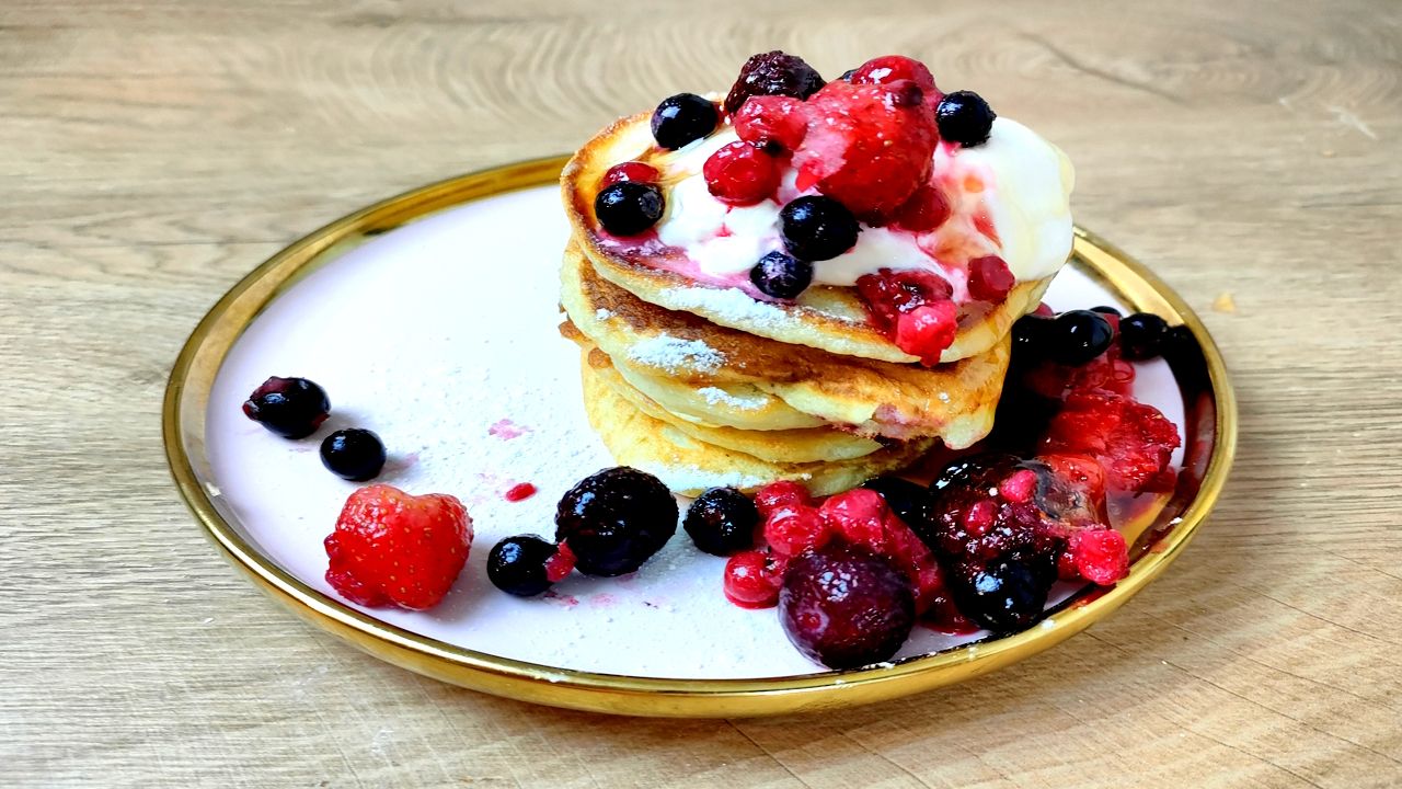 Nadýchané lívance s čerstvým ovocem recept | Stream